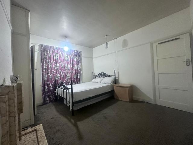 Room in a Shared House, Vaughan Gardens, IG1