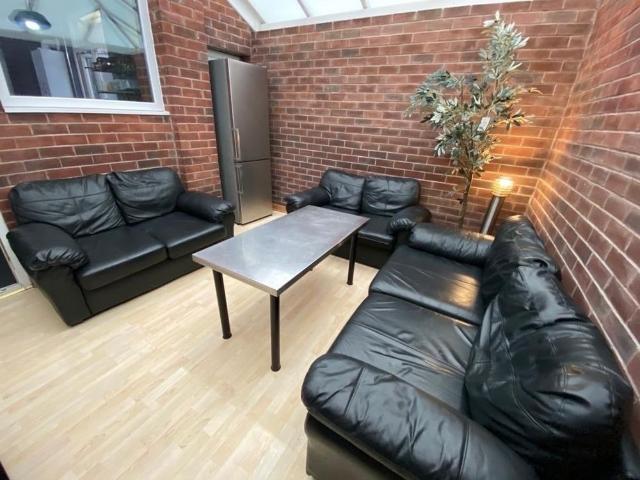 Room in a Shared House, Victoria Park, M14