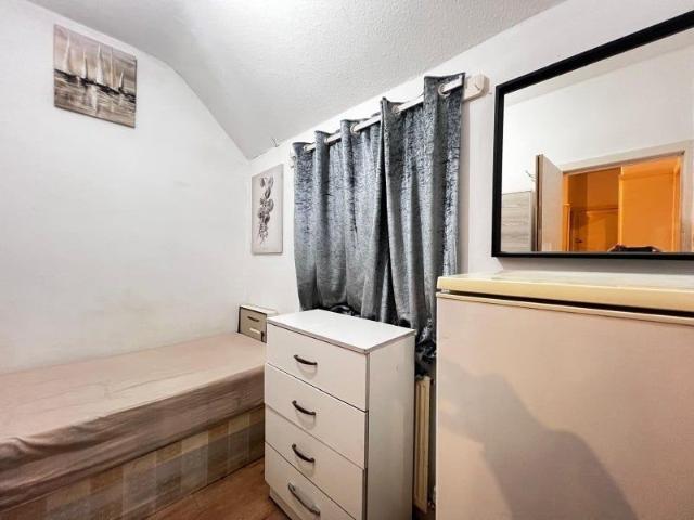 Room in a Shared House, Village Way, NW10