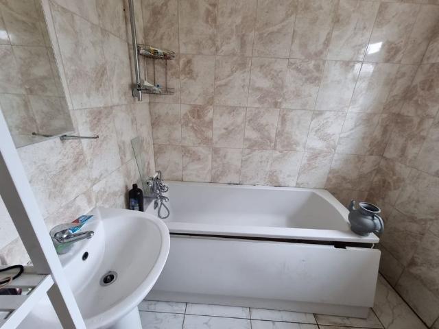 Room in a Shared House, Washington Road, E6