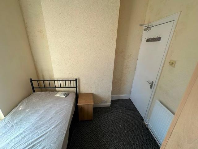 Room in a Shared House, Warwick Road, B11