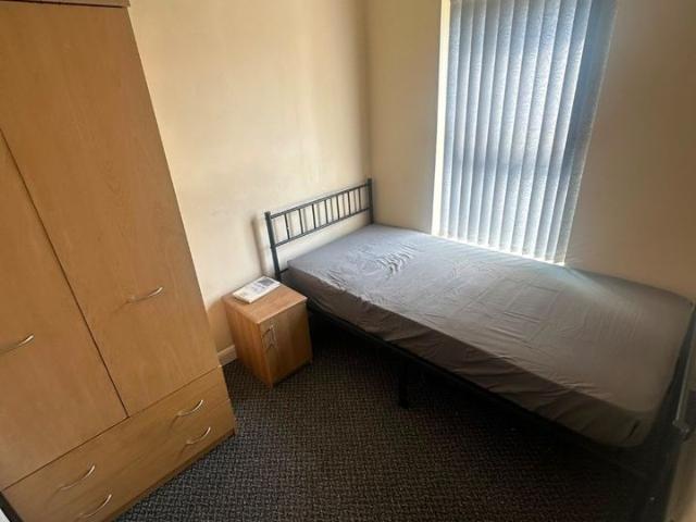 Room in a Shared House, Warwick Road, B11