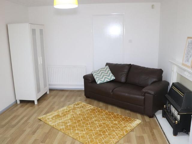 Room in a Shared House, Waterside Close, B9