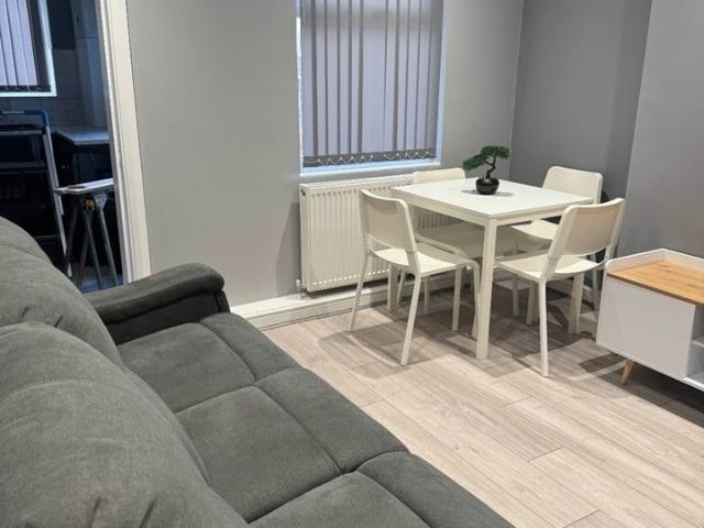 Room in a Shared House, Weldon Street, L4