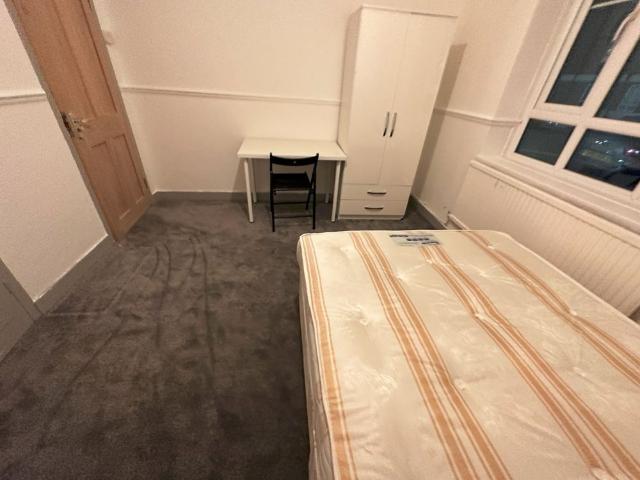 Room in a Shared House, White City Estate, W12