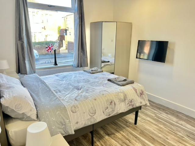 Room in a Shared House, Whiteley St, M11