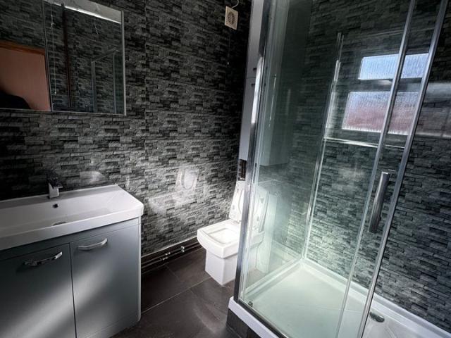 Room in a Shared House, Woodall Road, B6