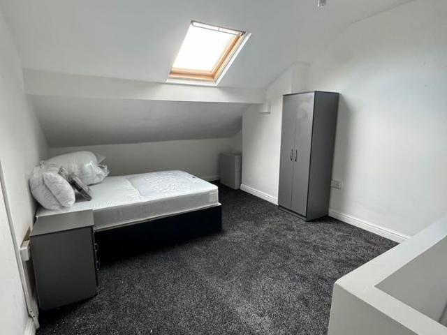 Room in a Shared House, Woodall Road, B6