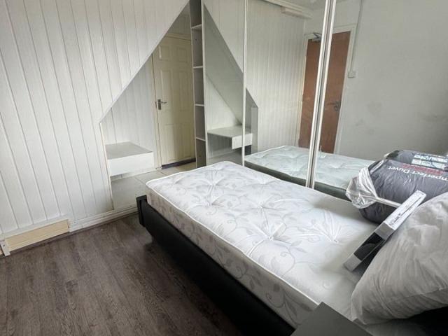 Room in a Shared House, Woodall Road, B6