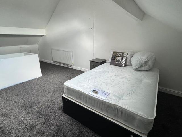 Room in a Shared House, Woodall Road, B6