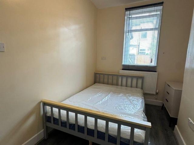 Room in a Shared House, Woodbine Street, L5