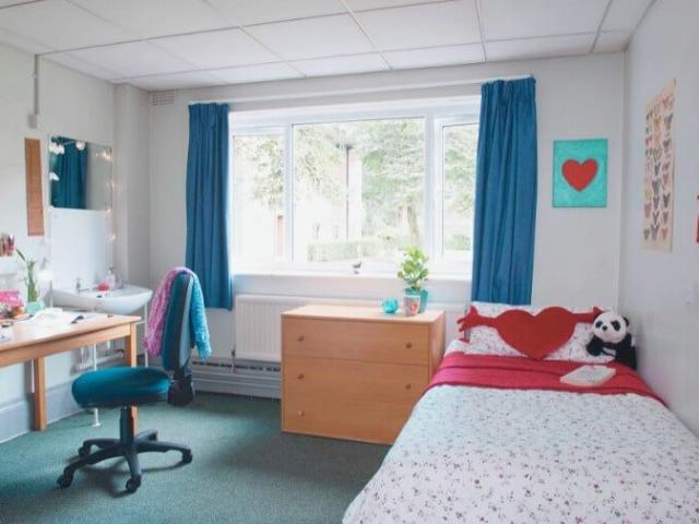 Room in a Shared House, Woolton Hall, M14