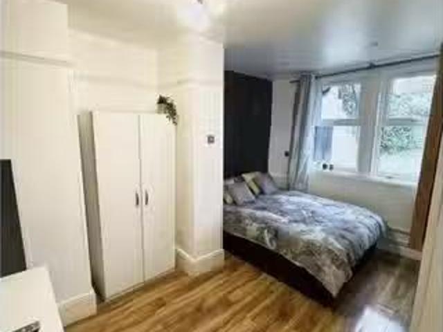 Room in a shared 2 bedroom apartment in Thamesfield