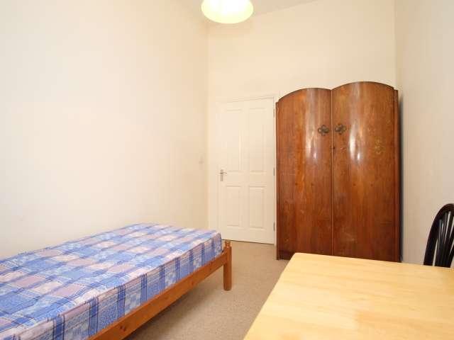 Room in a shared 3 bedroom flat for rent in London
