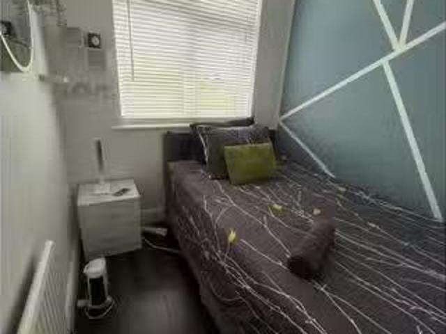 Room in a shared 3 bedroom flat in Knight's Hill, London