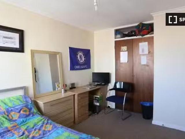 Room in a shared 4 bedroom flat for rent in Mile End East