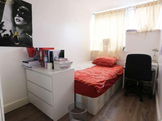 Room in a shared 4 bedroom flat for rent in London