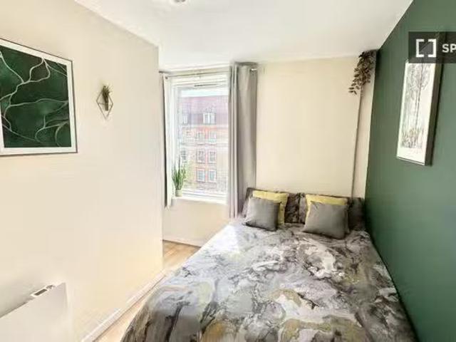 Room in a shared 4 bedroom flat for rent in London