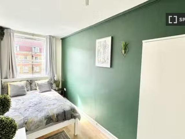 Room in a shared 4 bedroom flat for rent in London