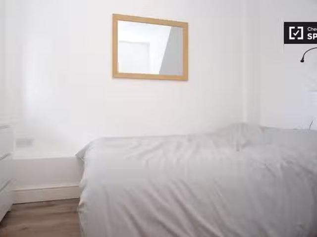 Room in a shared 4 bedroom flat for rent in London