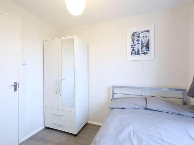 Room in a shared 4 bedroom flat in Stepney Green, London