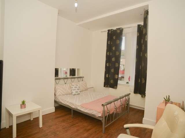 Room in a shared 5 bedroom flat for rent in Custom House