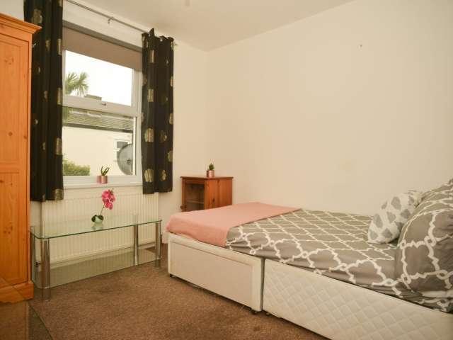 Room in a shared 5 bedroom flat for rent in Custom House