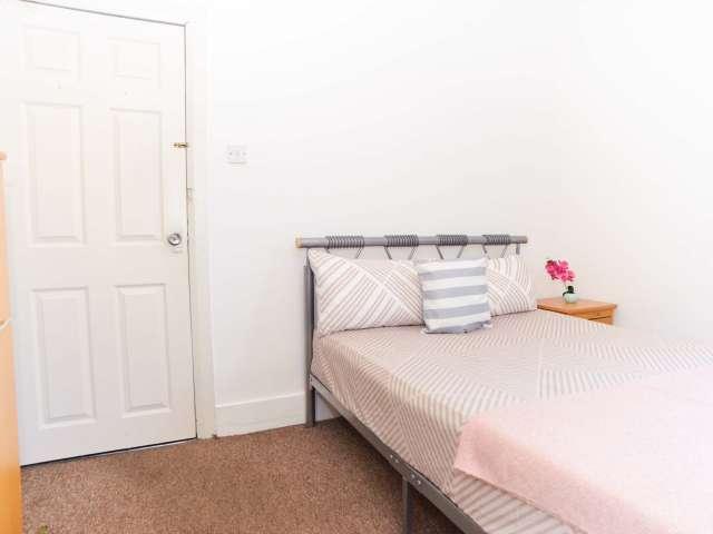 Room in a shared 5 bedroom flat for rent in Custom House