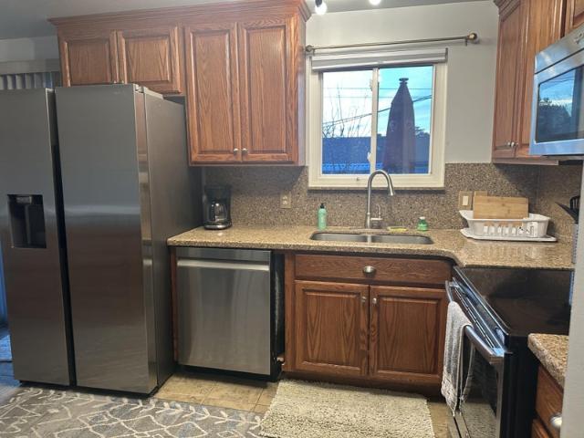 Room in a Sunny, Clean, Upbeat Home Near Mountains