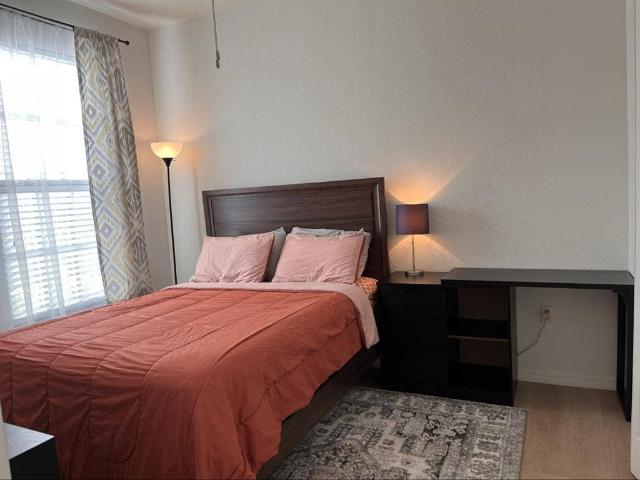 Room in a townhome Berkshire Lakes