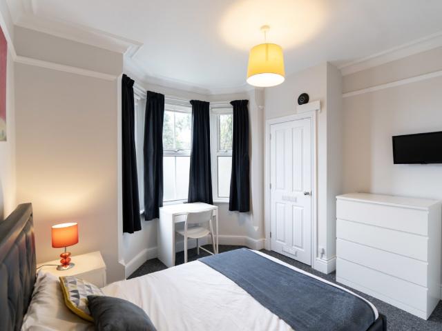 room in Bath Road, Reading