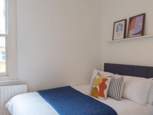 room in Battersea