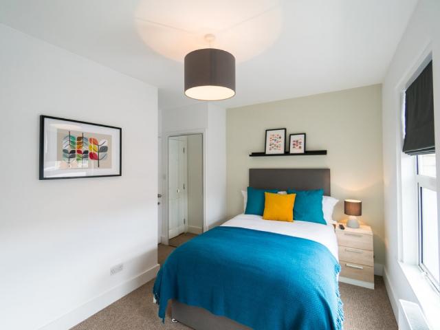 room in Curzon Street, Reading