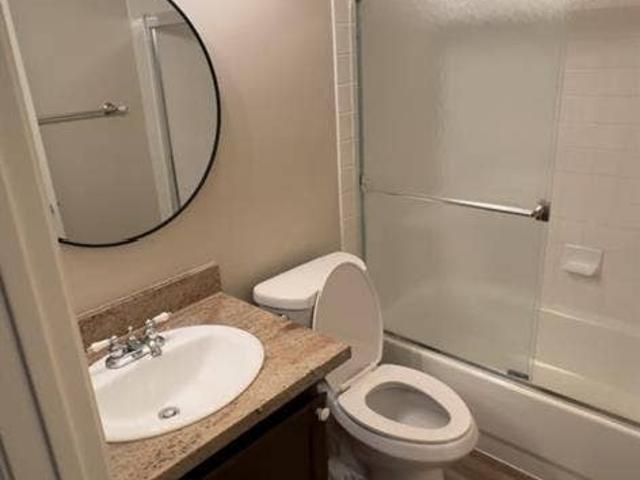 Room in central 4bd/2ba util incl