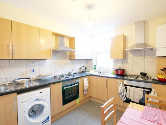 room in Chapter Road, London, Middlesex, NW2 5LJ