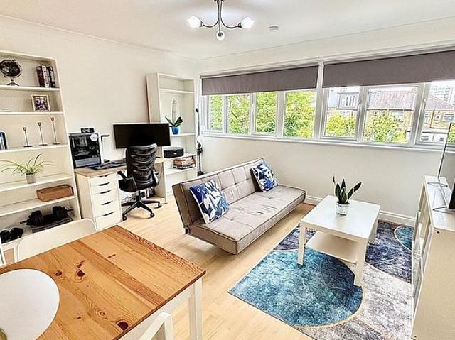 Room in Chigwell