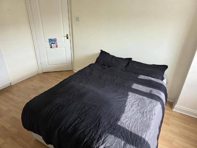 Room in Citywest Dublin 24