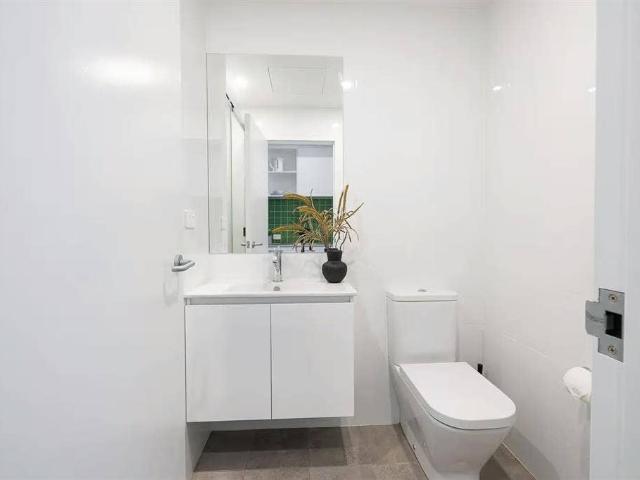 Room in CITY for Rent!