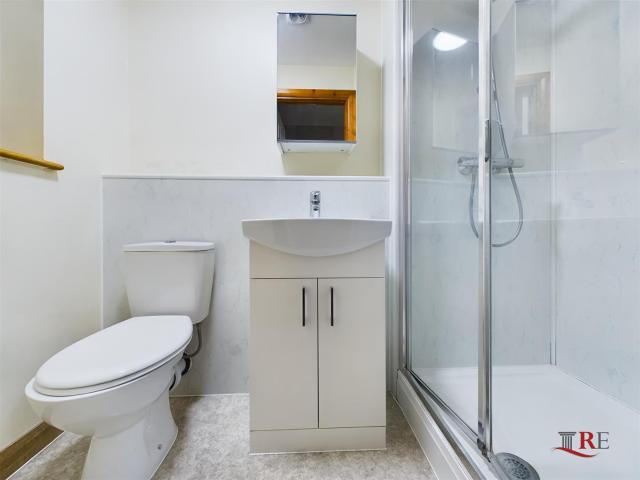 room in Columbia Avenue, Edgware, London, HA8 5DQ