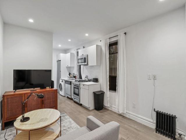 Room in Columbus Circle on a flexible lease