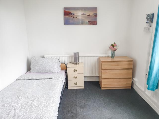 Room in Dudley DY1 3AD
