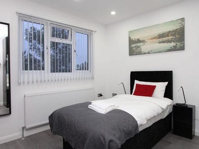 Room in Edgware