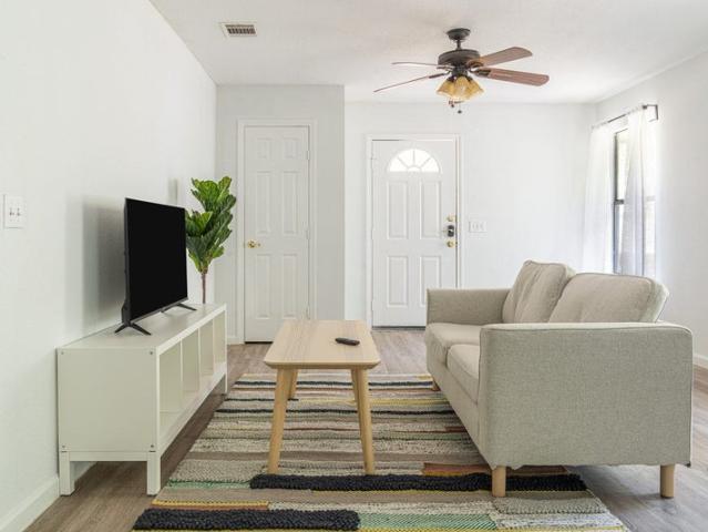 Room in Franklin Park on a flexible lease