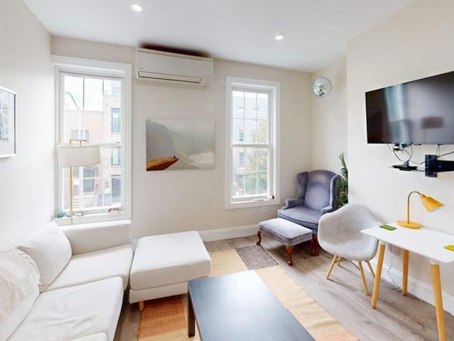 Room in Greenpoint on a flexible lease