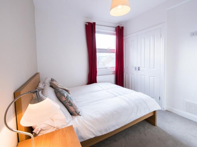 room in Hamilton Road, Reading