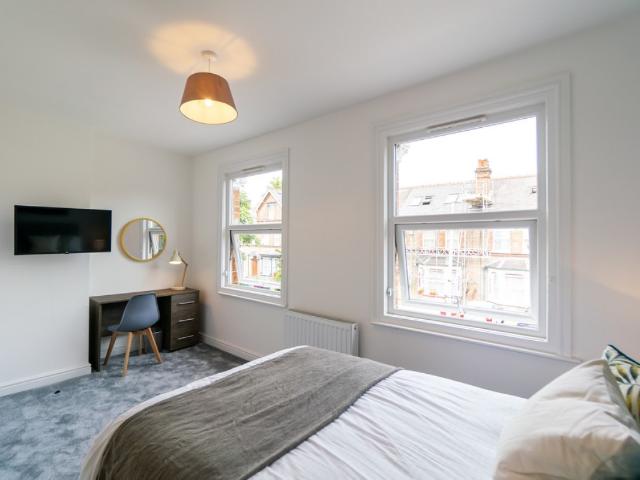 room in Hamilton Road, Reading