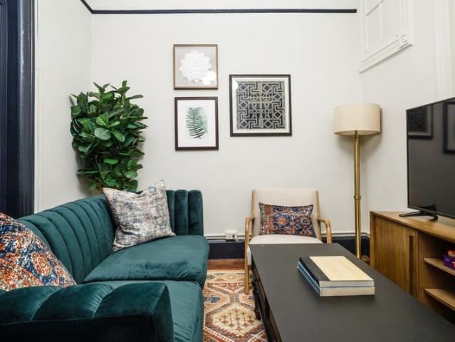 Room in Hell's Kitchen on a flexible lease