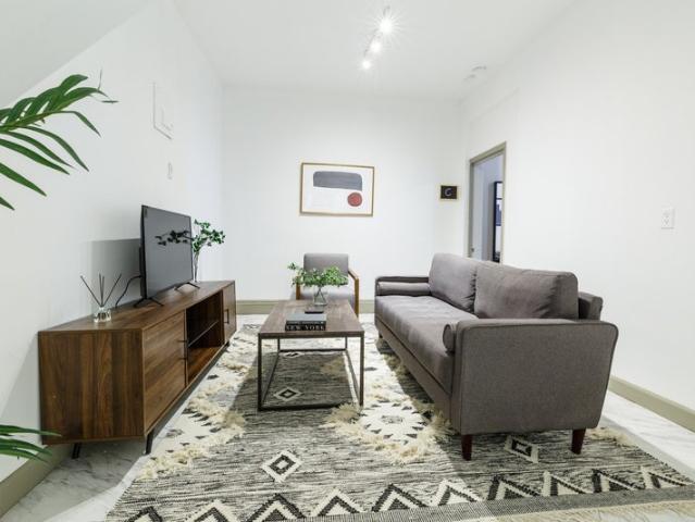 Room in Hell's Kitchen on a flexible lease