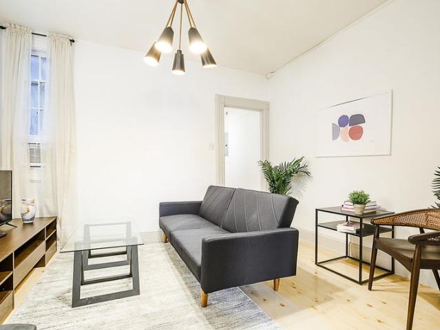 Room in Hell's Kitchen on a flexible lease