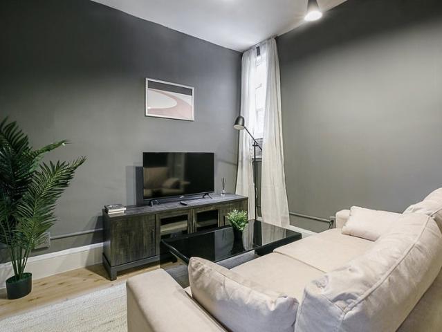 Room in Hell's Kitchen on a flexible lease